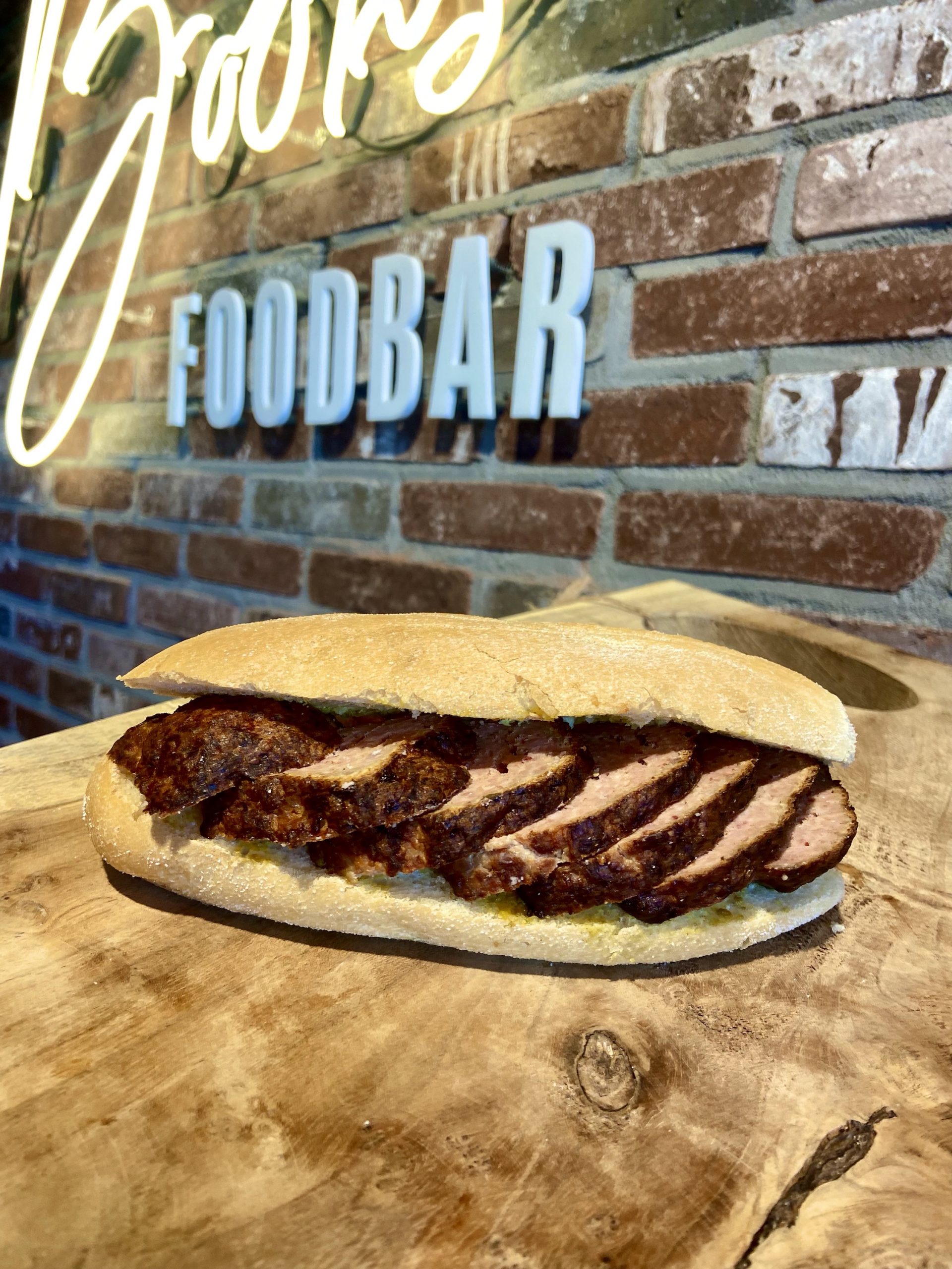 Surinaams broodje huisgemaakte bal - Boon's Foodbar